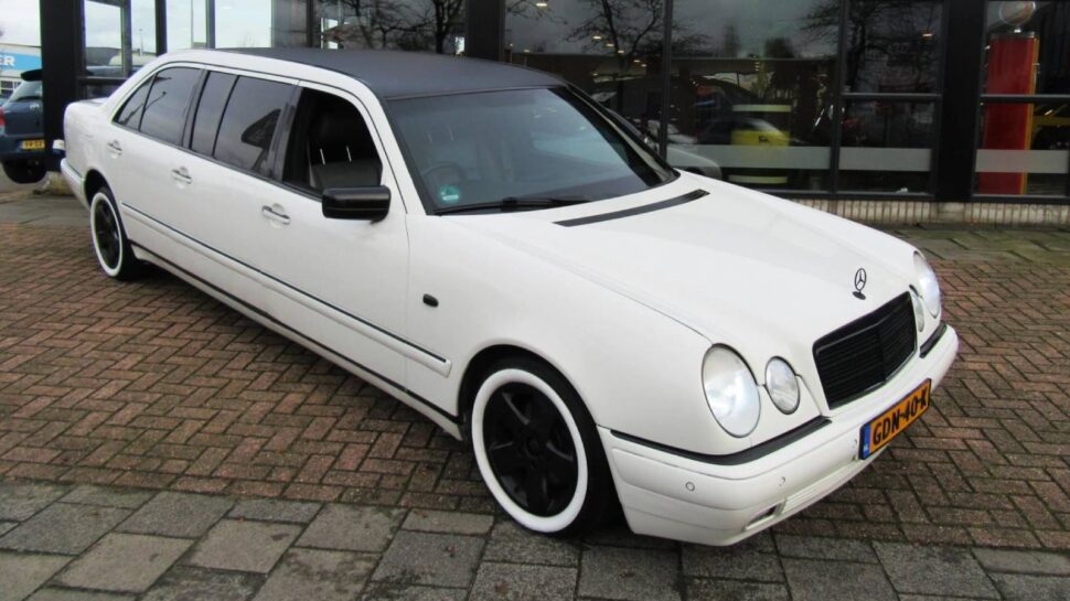 Chique Mercedes limo met sterrenhemel is een koopje!