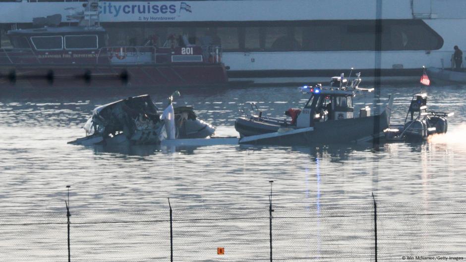 Washington, DC: Investigators hunt for mid-air crash clues