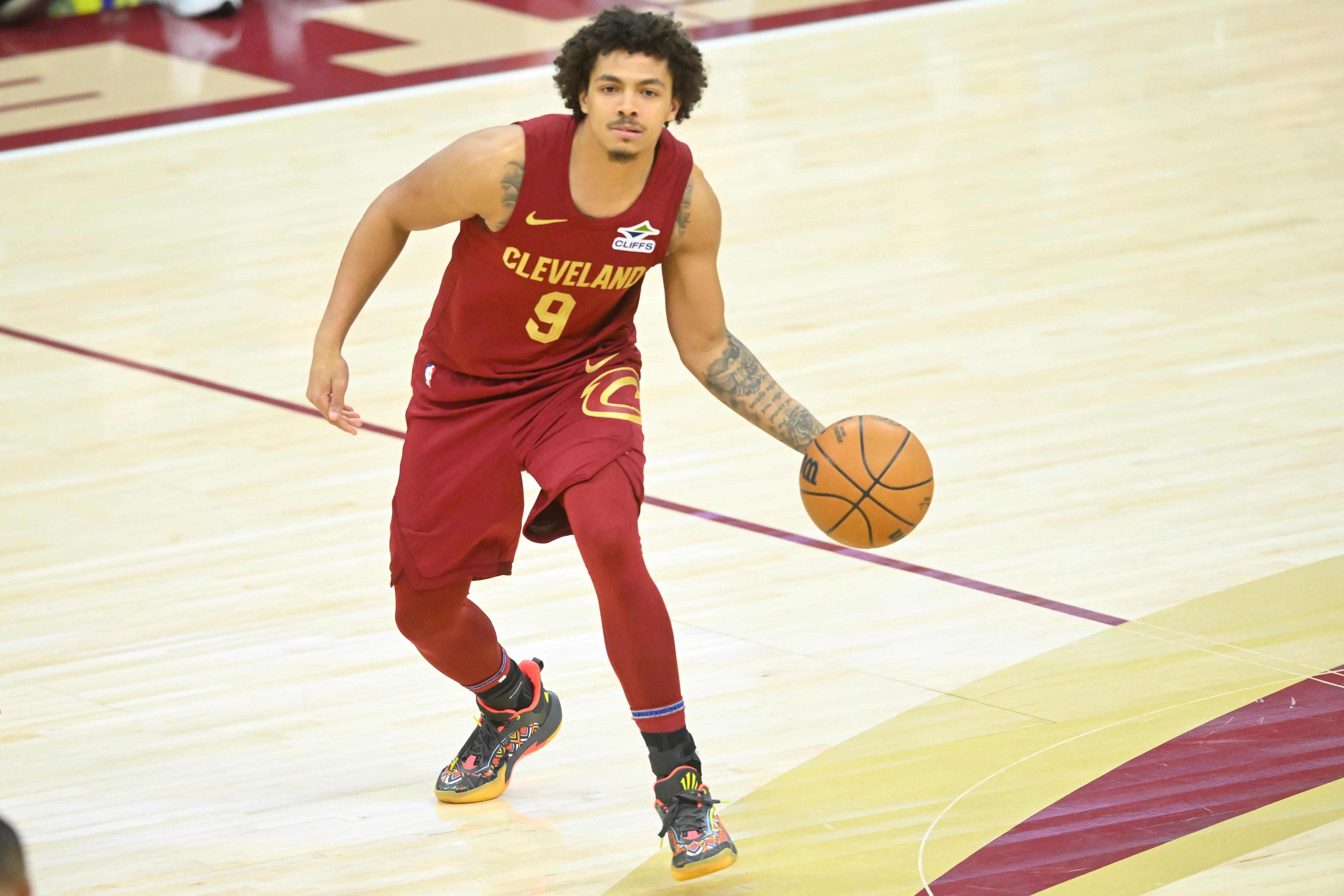 Craig Porter Jr. hits half-court 3-pointer as time expires in third ...
