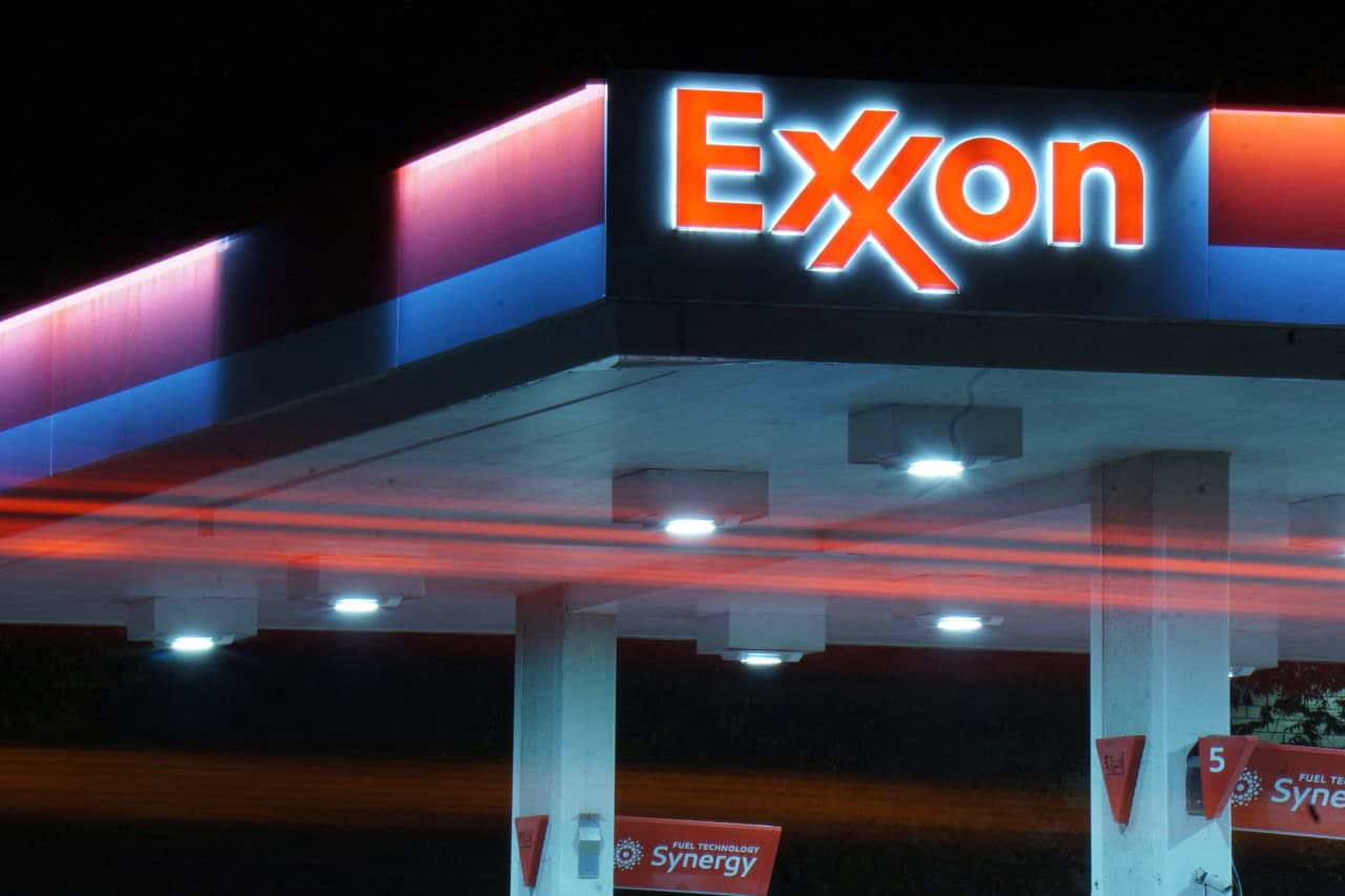 Exxon, Chevron Yearly Profits Down as Investor Payouts Hit Fresh Highs