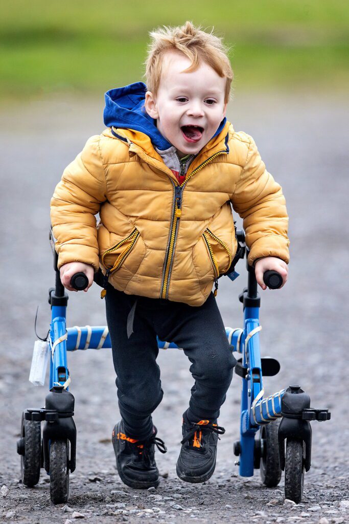 Boy, 3, with cerebral palsy affecting his legs running 500 meters for ...