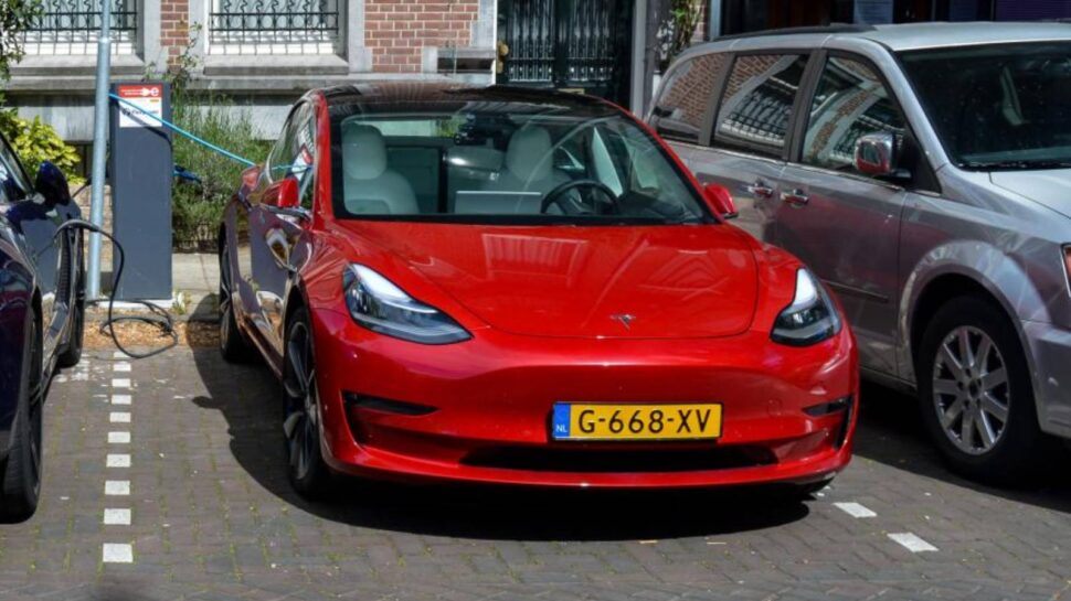 Hoe groot is de Tesla-schaamte onder Nederlanders?