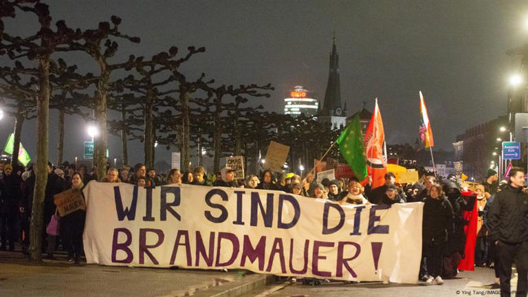 Nach CDU/AfD-Votum: Massenproteste, Parteiaustritte und mehr Nach CDU/AfD-Votum: Massenproteste, Parteiaustritte und mehr