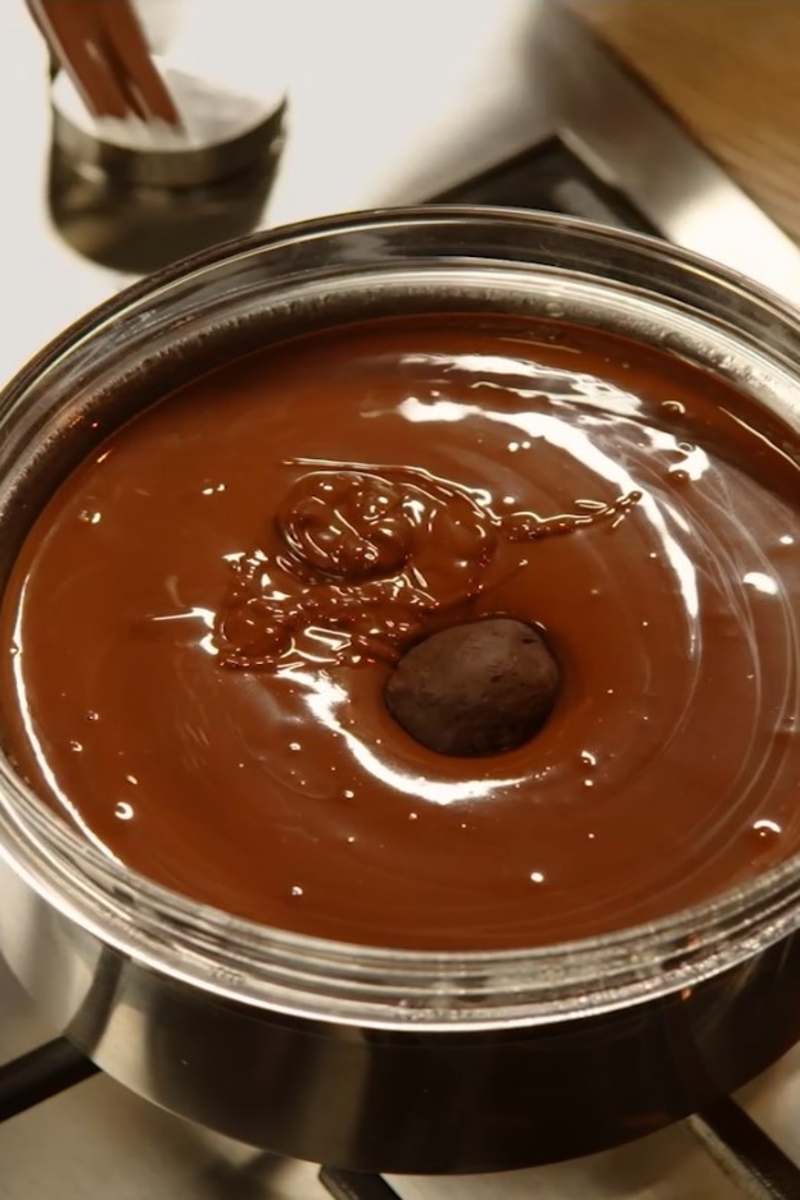 Ganache au chocolat et truffes classiques, lisse, brillant et riche