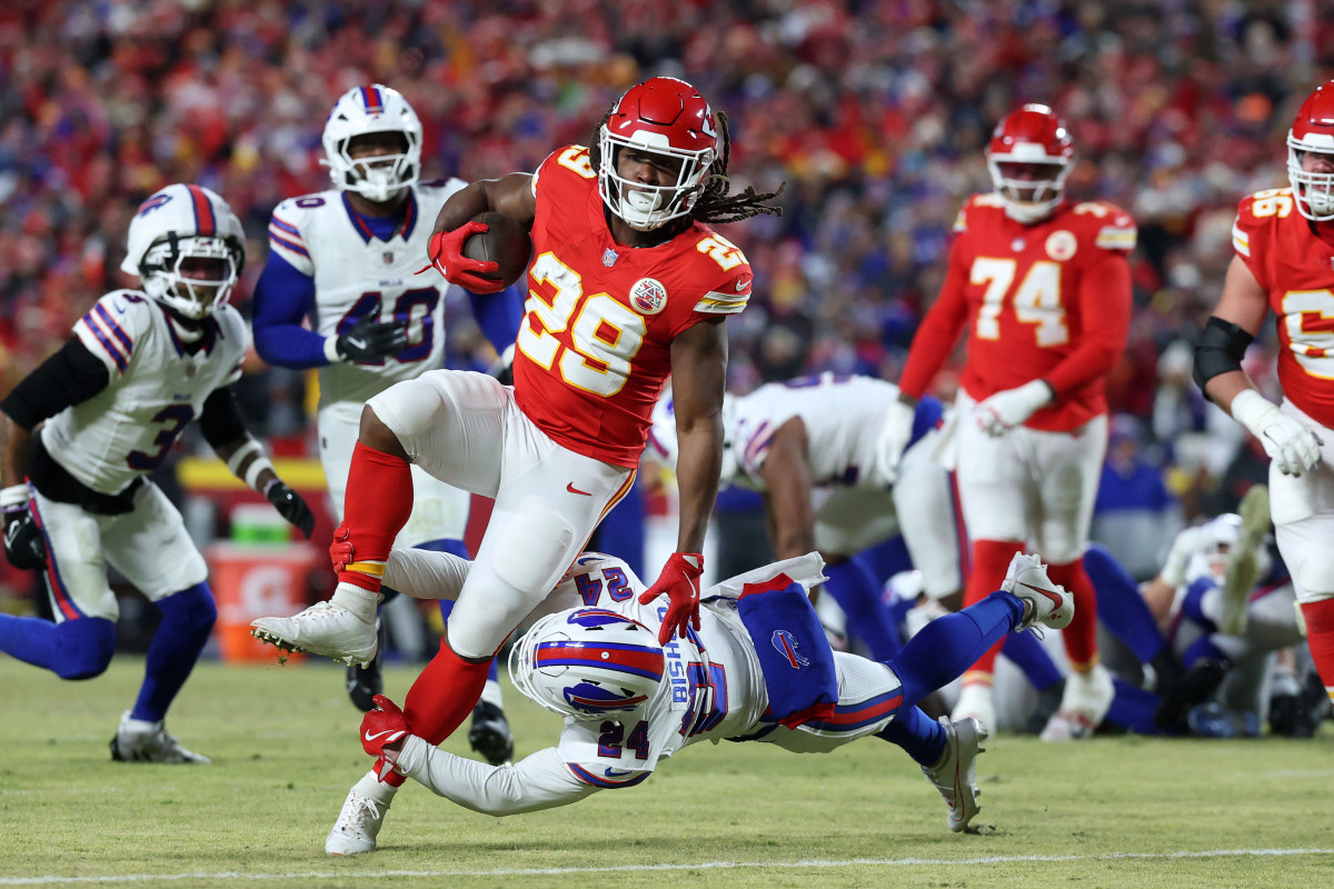 Chiefs Re-Sign Former NFL Rushing Champion Kareem Hunt