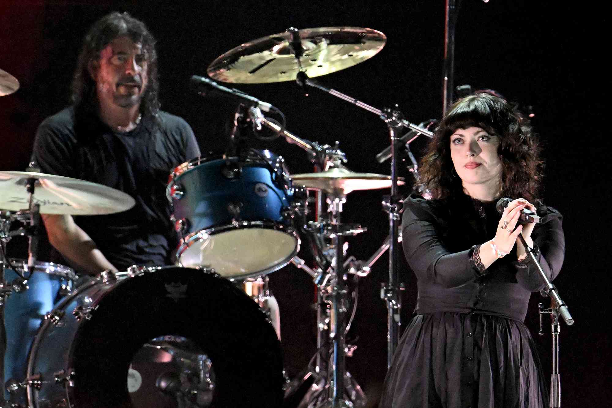 See Dave Grohl's Daughter Violet, 18, Sing as Nirvana Reunites for ...