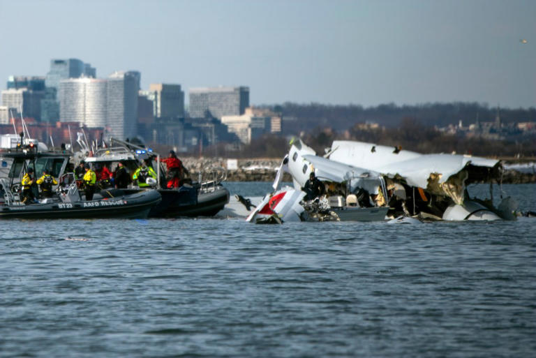 Divers returning to Potomac River for recovery and investigation after ... Divers returning to Potomac River for recovery and investigation after ...