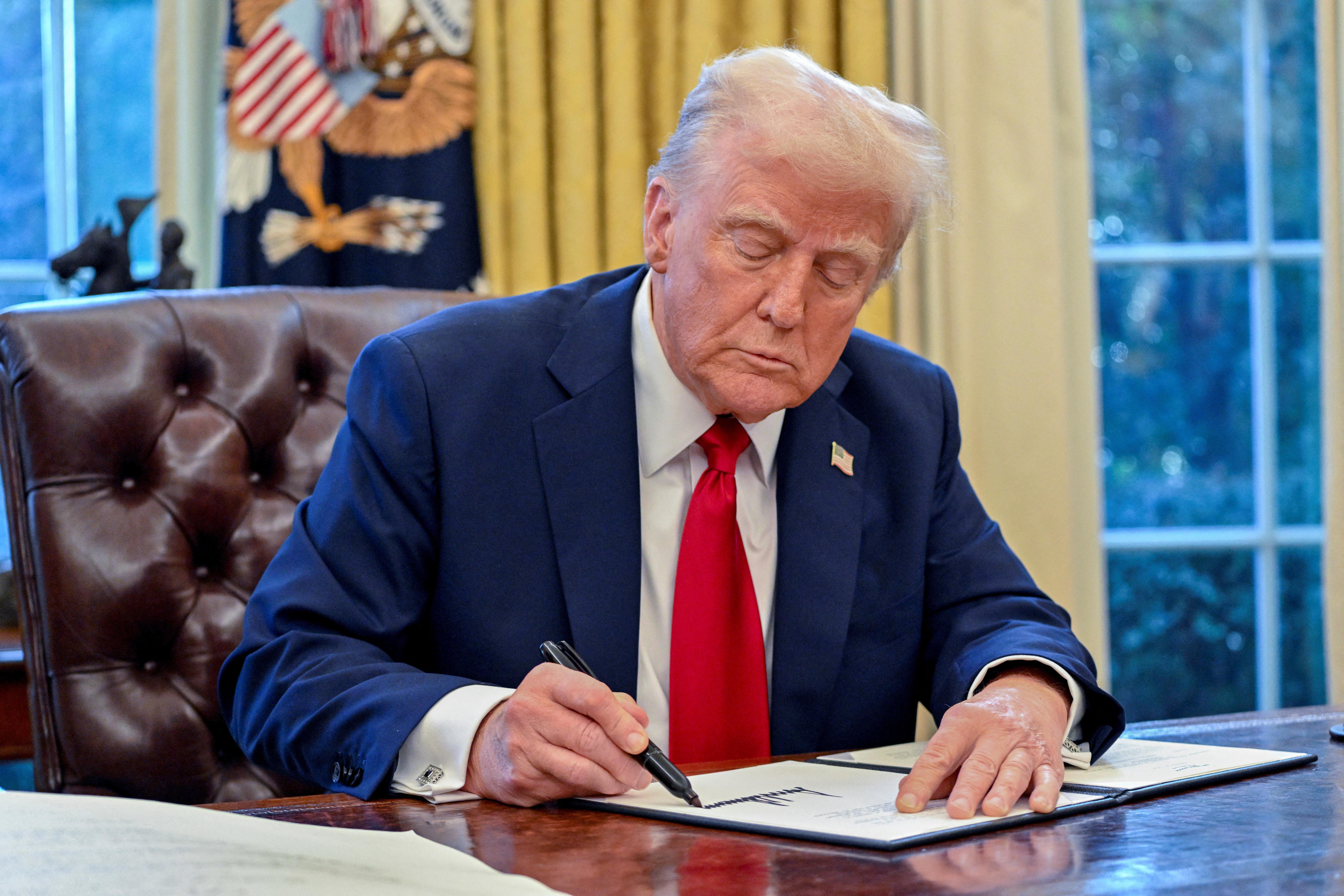 Trump imposes 25% tariffs on Canada and Mexico; China is hit with 10%