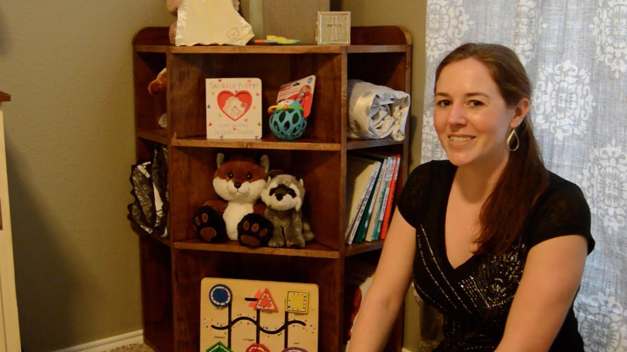 Corner nursery bookshelf that’s easy and cute