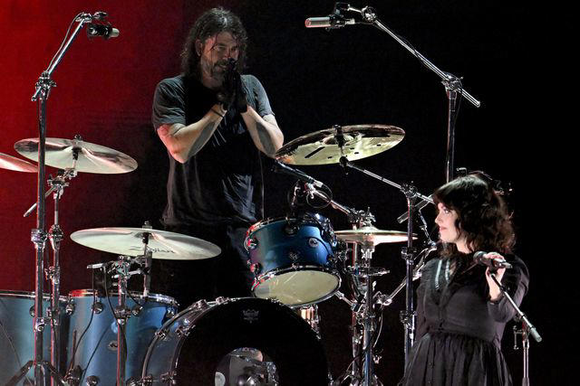 See Dave Grohl's Daughter Violet, 18, Sing as Nirvana Reunites for ...