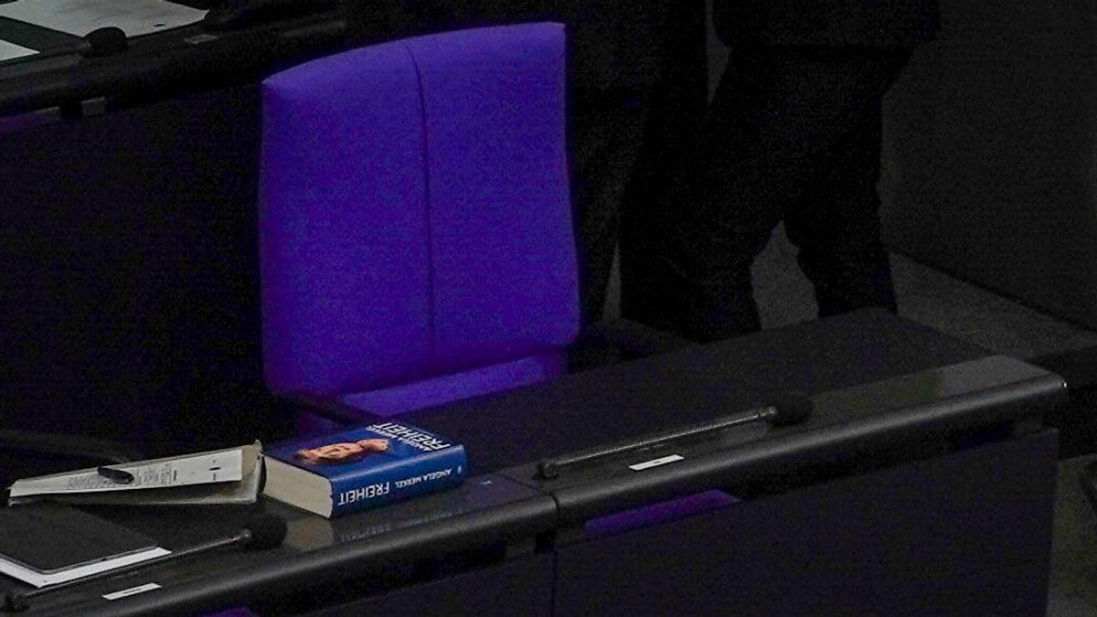 Debatte im Bundestag: Buch von Angela Merkel sorgt für Aufsehen