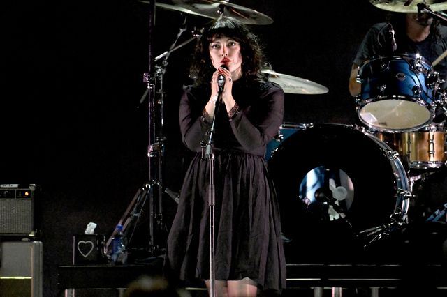 See Dave Grohl's Daughter Violet, 18, Sing as Nirvana Reunites for ...