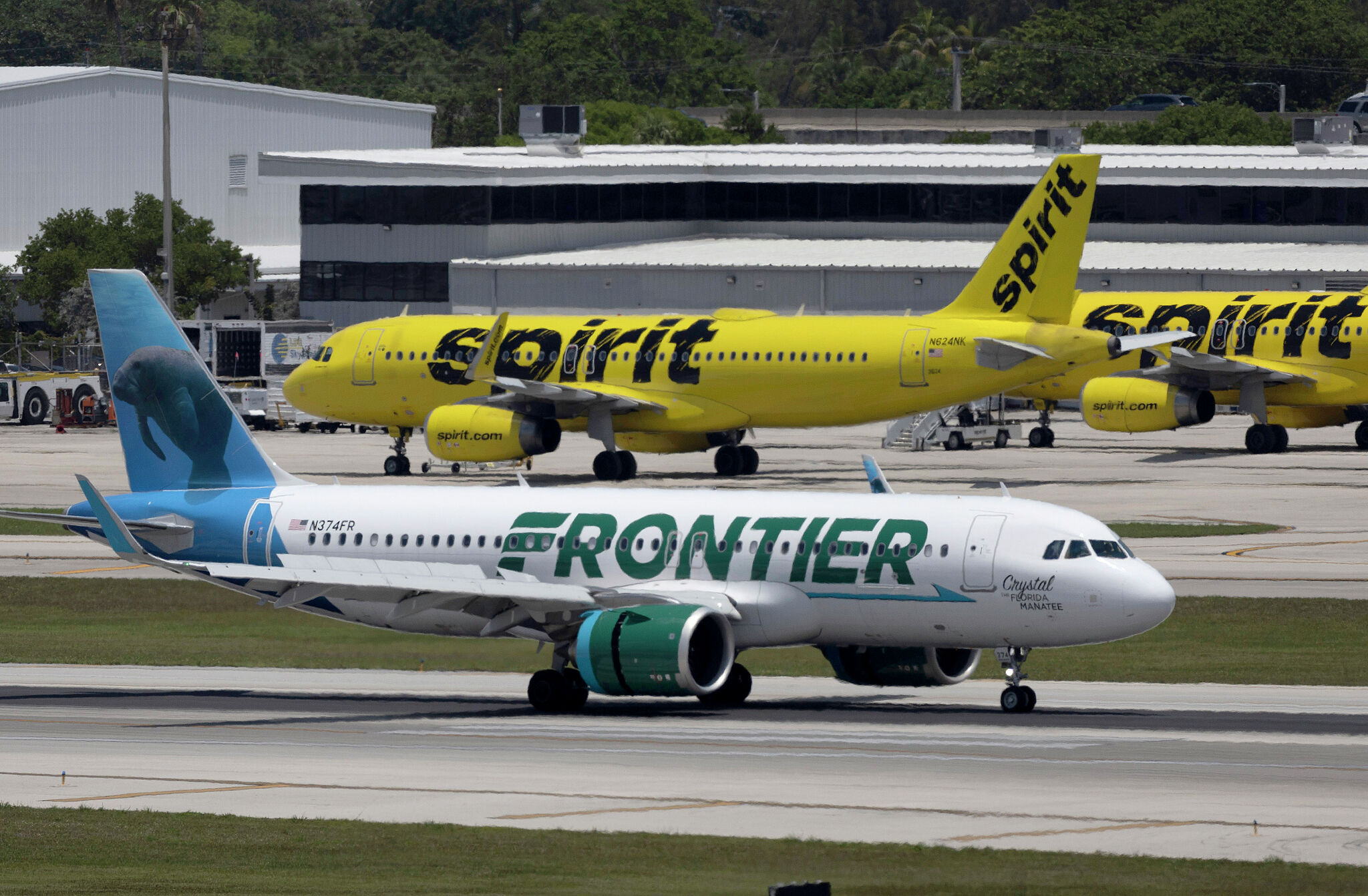 Passenger on Frontier Airlines flight to Houston breaks plexiglass ...