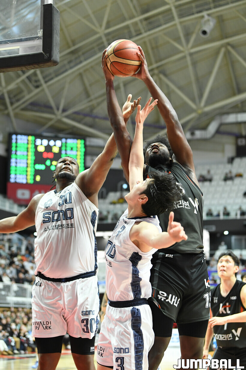 [프로농구화보] 해먼즈 23점, 허훈 16점 맹활약 KT, 78-73으로 소노에 승리