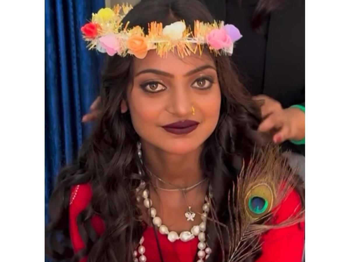 Maha Kumbh’s Mona Lisa To Star In A Bollywood Movie, Director Visits ...