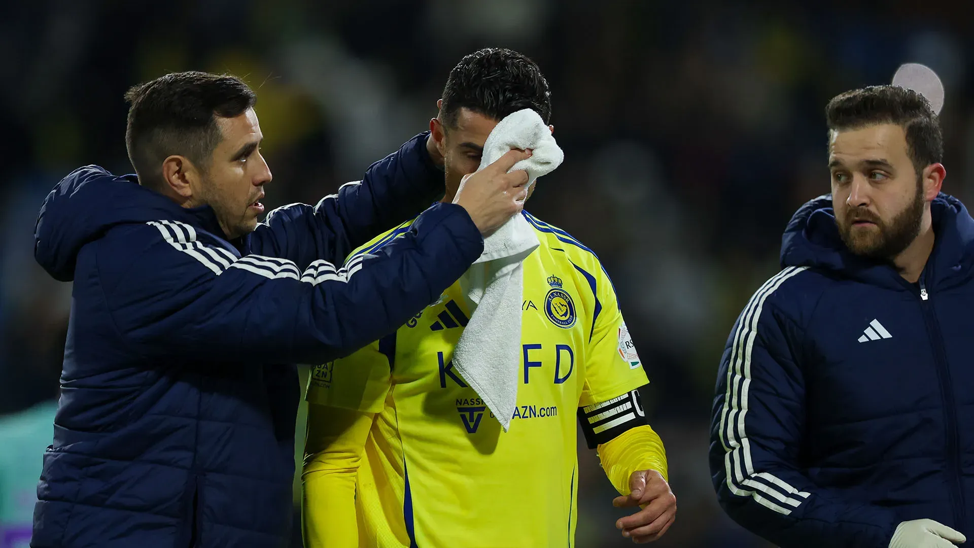 Ronaldo maakt weer een doelpunt en krijgt daarna een klap op zijn hoofd ...