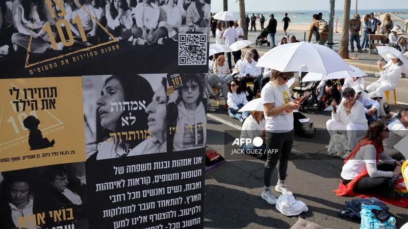 Hundreds of Egyptians protest at Gaza border against displacement