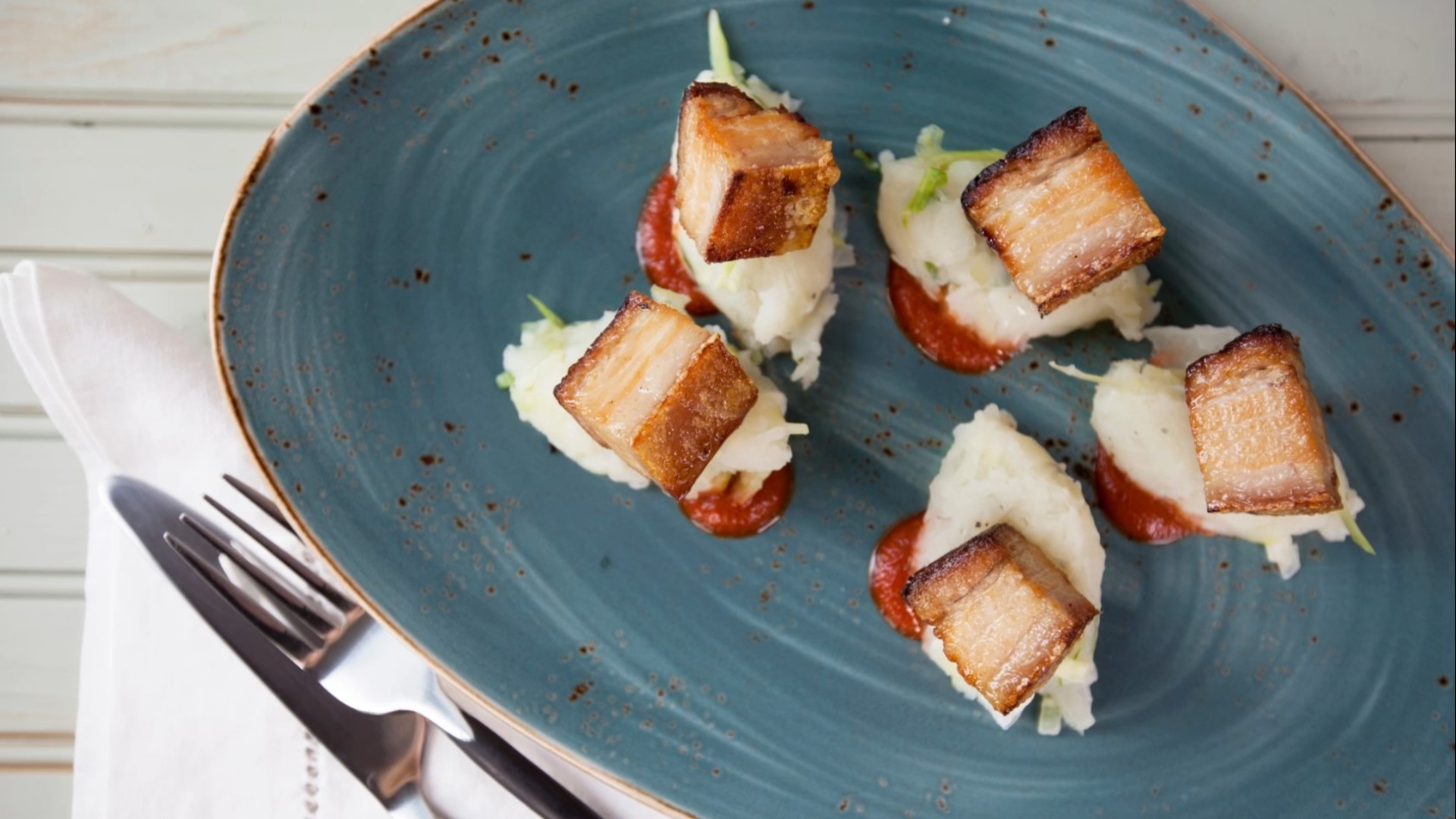 Barriga de porco com puré de batata e couve, uma delícia