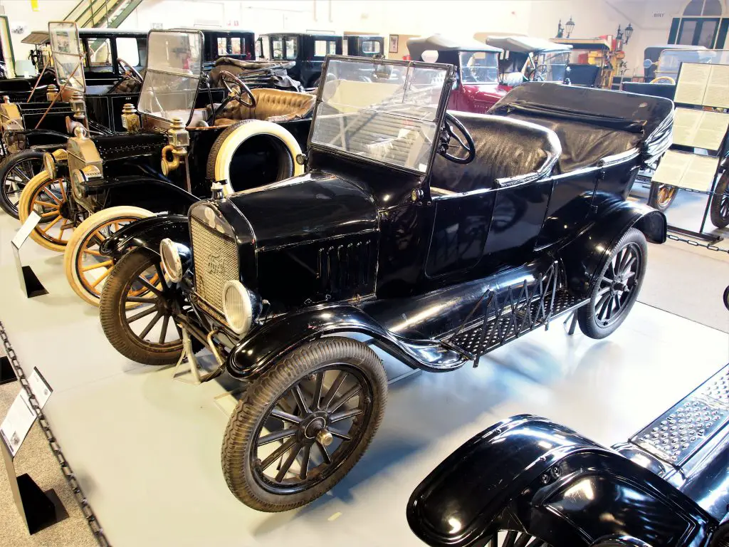 13 Iconic American Cars From the Past That Are Beloved Today