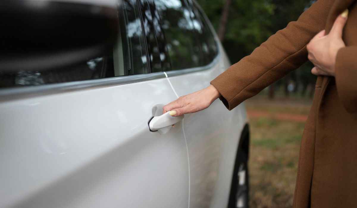 Elektromos sokk a autó megérintésekor? Ismerje meg az okát és hogyan ...