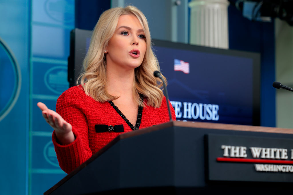 Usa, la portavoce della Casa Bianca annuncia i dazi su Canada, Messico ...