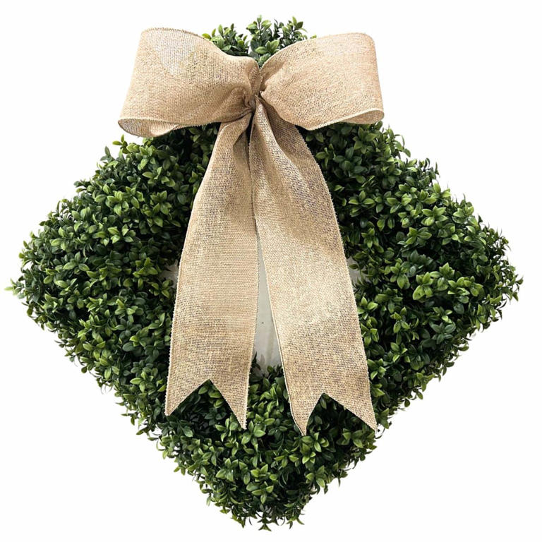 How to Make a Simple Burlap Bow for a Boxwood Wreath 🎀