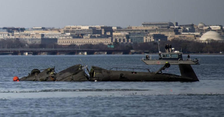 Divers return to Potomac River for DC plane crash recovery and ... Divers return to Potomac River for DC plane crash recovery and ...