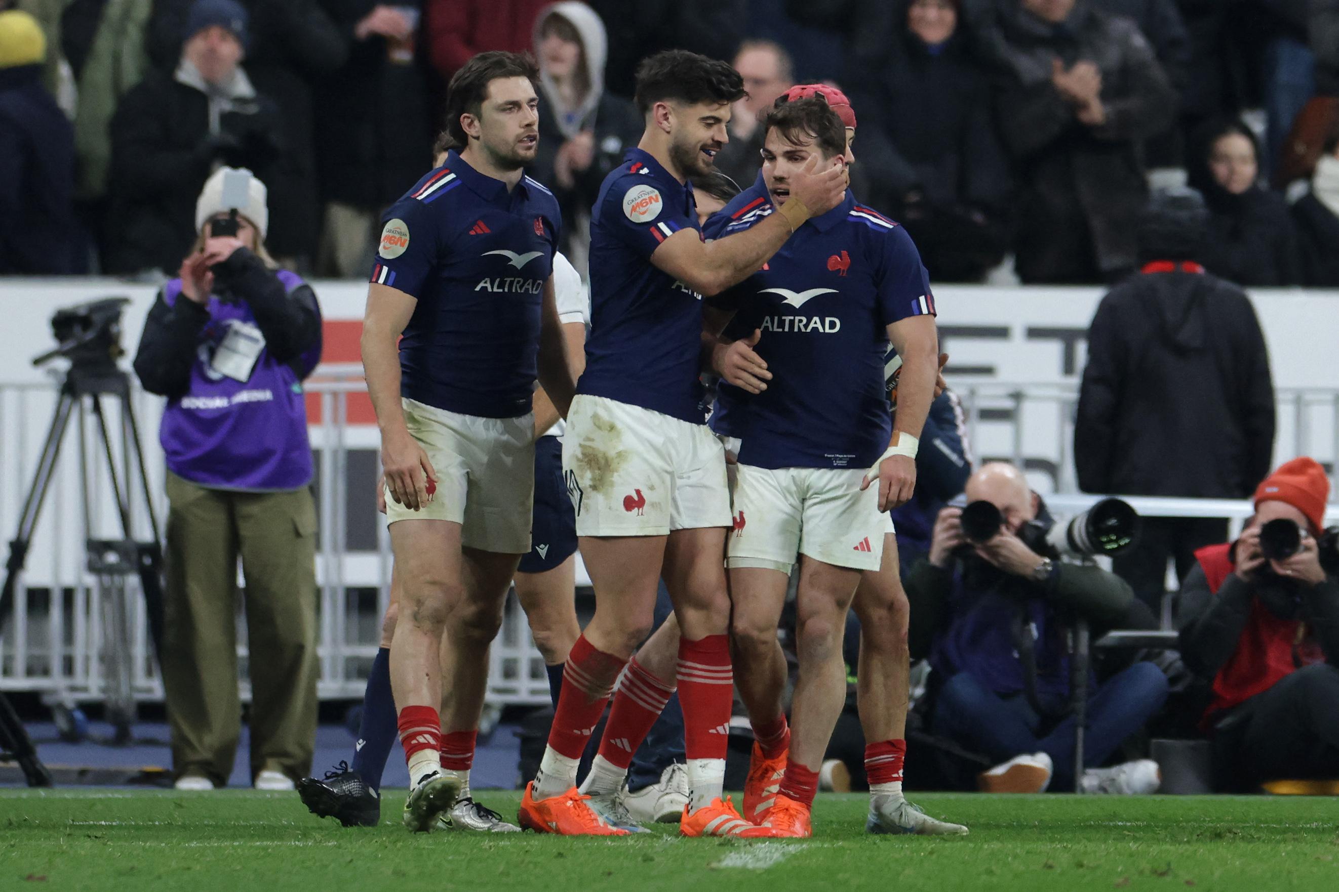 Le XV de France étrille les Gallois mais perd Romain Ntamack