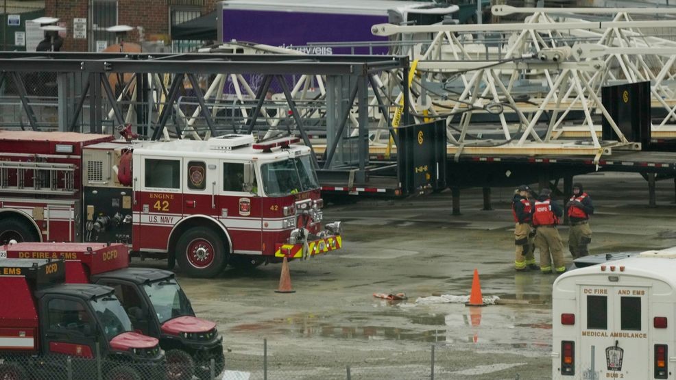 Recovery efforts continue after deadly midair plane-helicopter crash ...