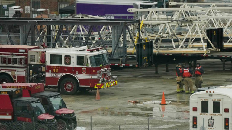 Recovery efforts continue after deadly midair plane-helicopter crash ...