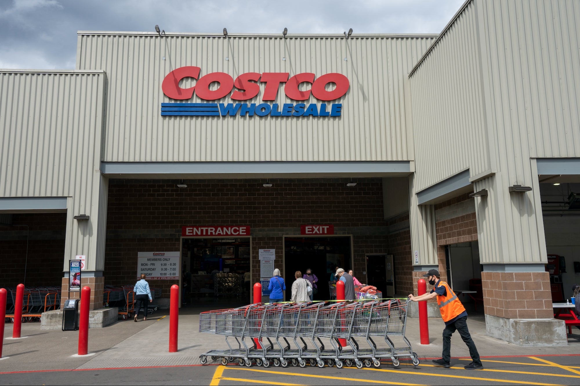 Costco Bulks Up Most Store Workers' Paychecks to More Than $30 an Hour ...