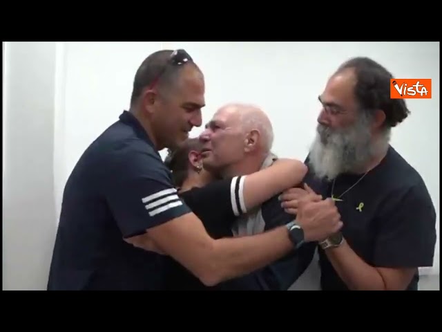 L'ostaggio israeliano Gad Moshe Moses riabbraccia i familiari dopo la ...