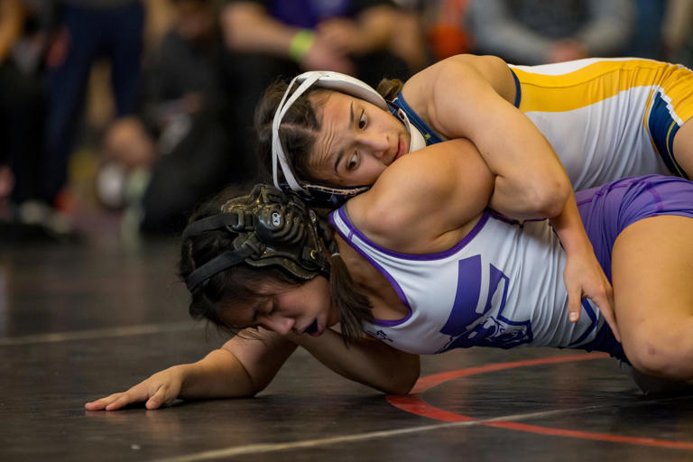 El Paso high school wrestlers shine at district championships in ...