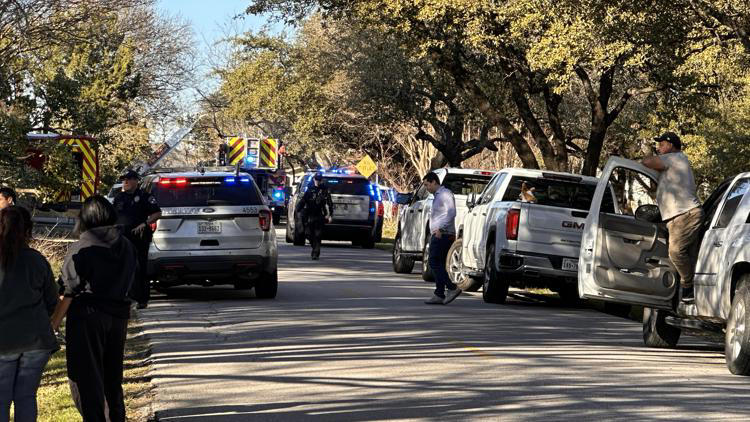 No injuries after mobile home catches fire in Lakeway