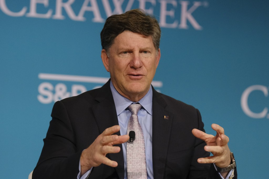 Top-paid federal employee leaving $10.5M job — after first-term Trump ...