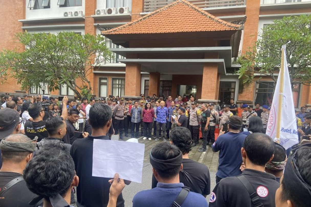 Massa Demo Disnaker Bali, Tuding Ada Mafia, Buntut PHK Karyawan Angkasa ...