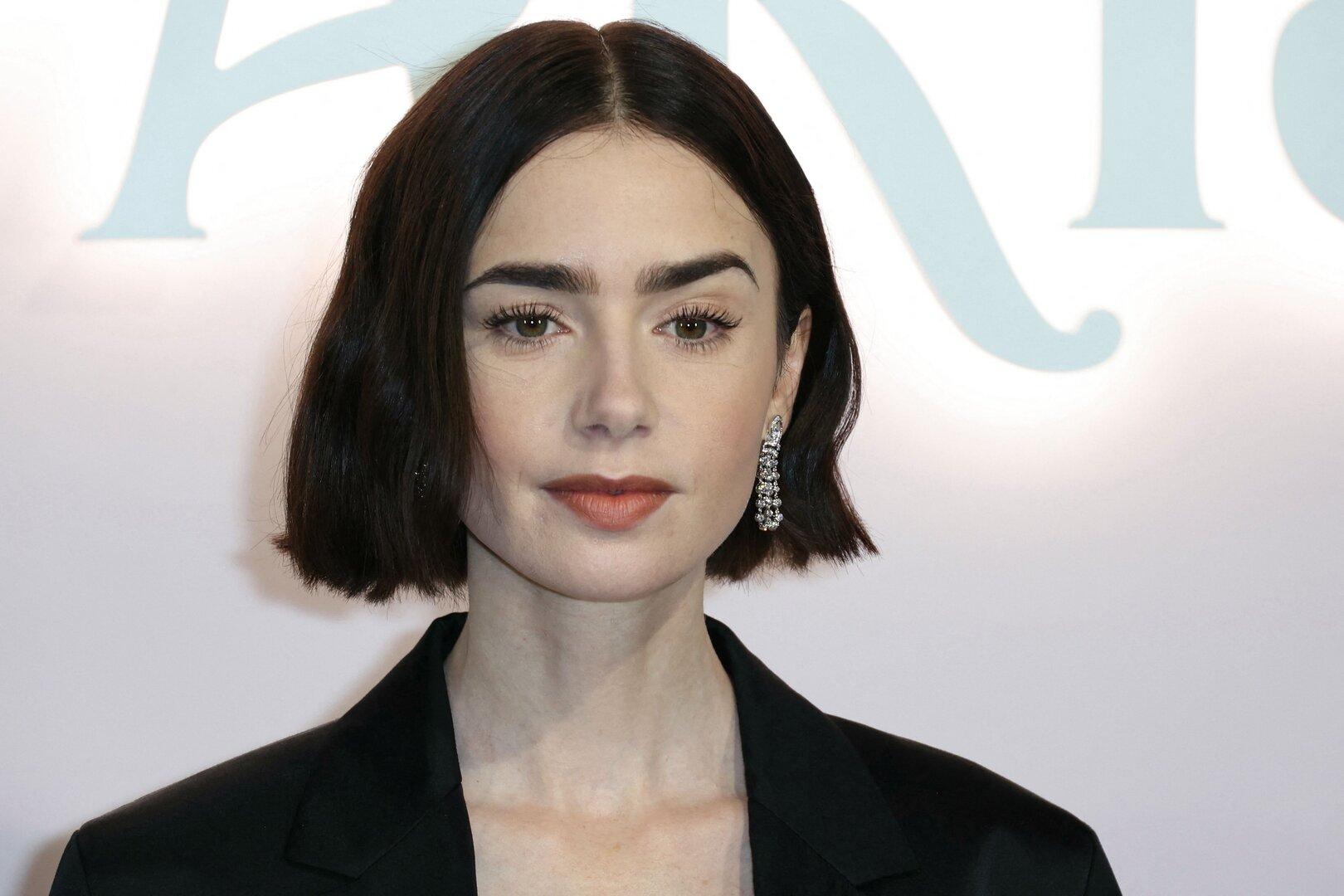 "Emily in Paris"-Star Lily Collins: Leihmutter brachte ihre Tochter zur ...