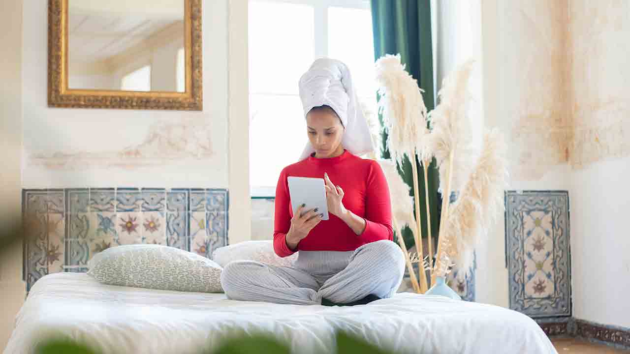 Your mirror is facing the bed? See how to improve the energy through ...