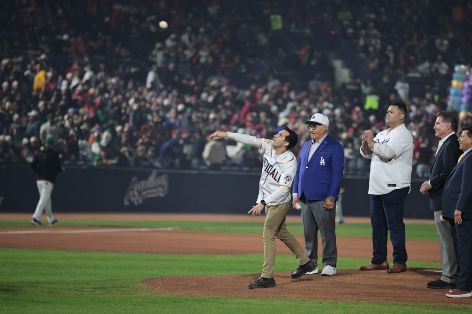 Fernando Valenzuela hijo, y el director de la CONADE, Rommel Pacheco ...