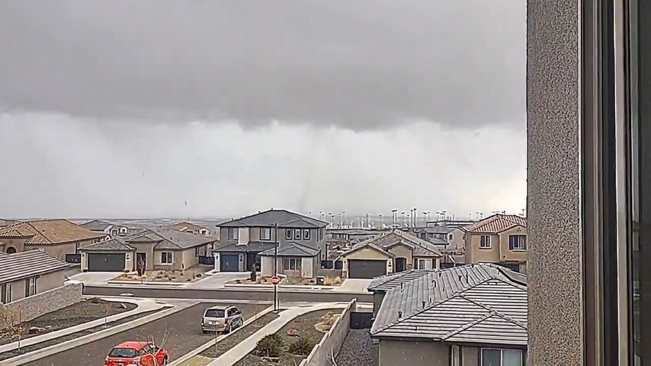Rare landspout tornado forms during snowfall in Albuquerque, New Mexico ...