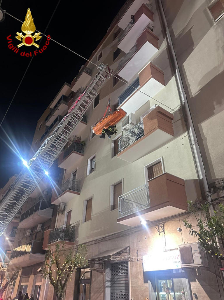 Dimesso da ospedale, bimbo rientra a casa con autoscala pompieri