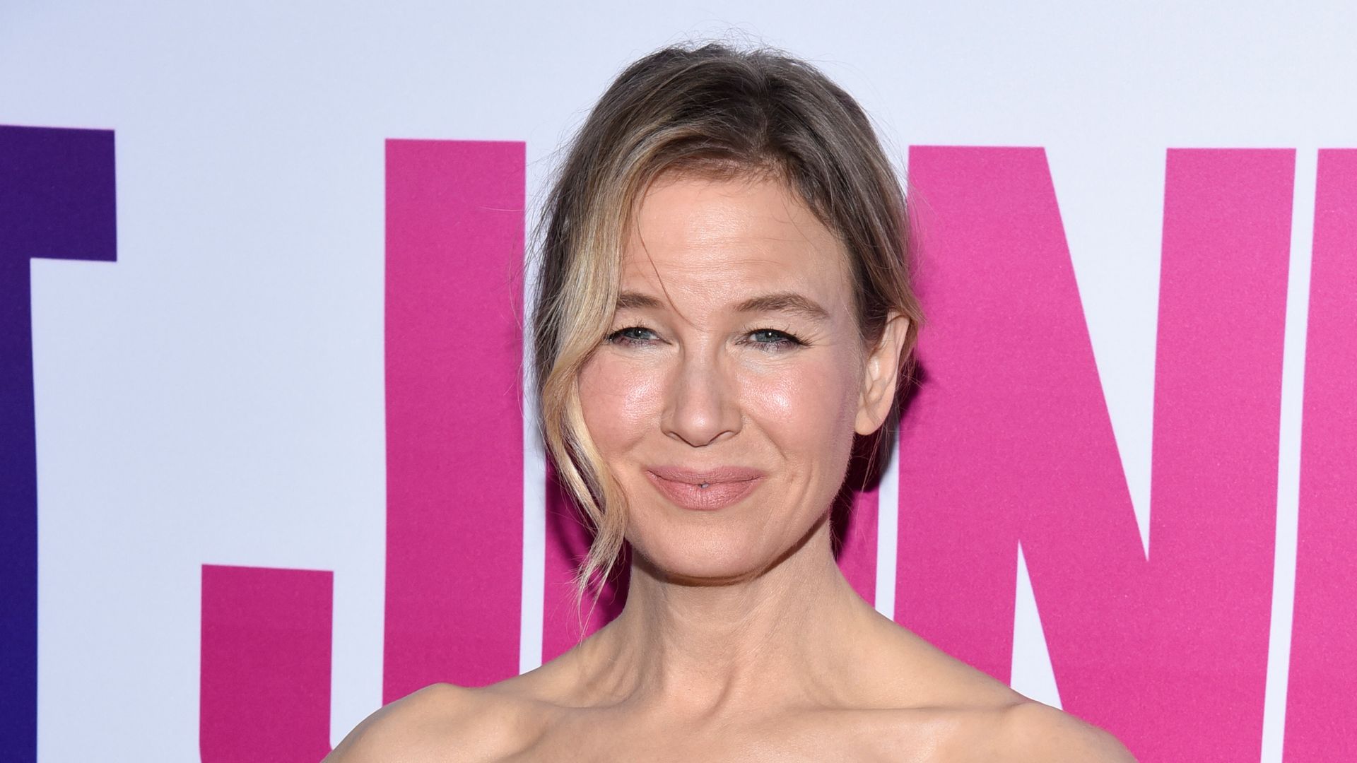 Renée Zellweger oozes siren in lace dress with daring slit during ...
