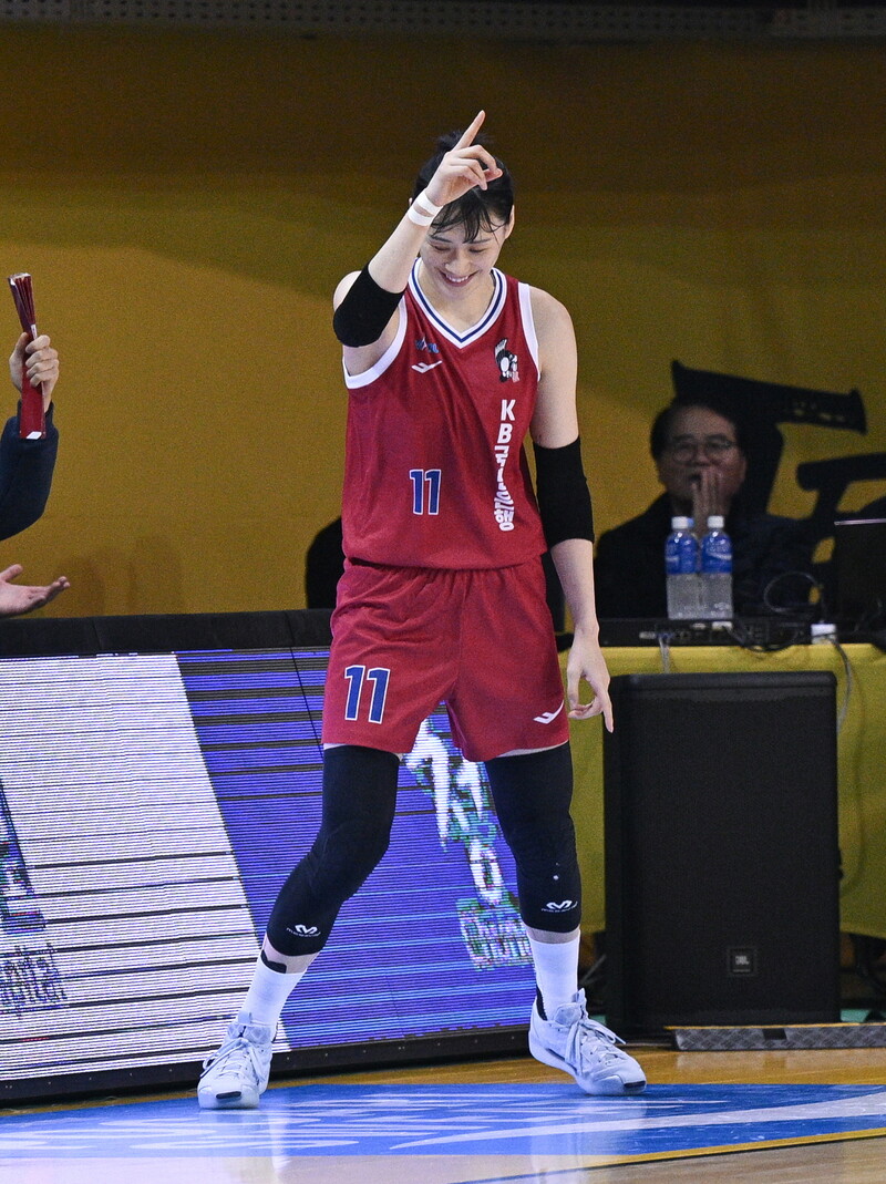 [BK 리뷰] '강이슬 28점 폭발' KB스타즈, BNK에 넘어 2연승... BNK는 2위로