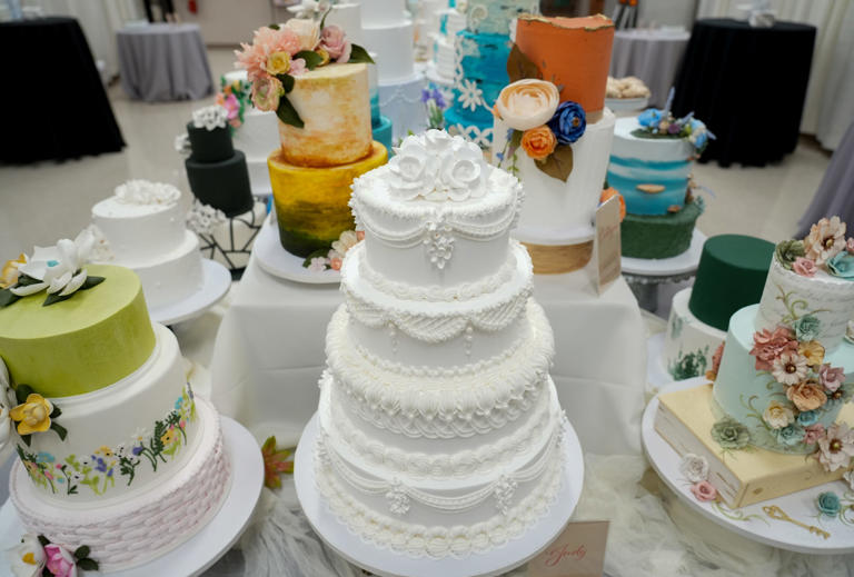 Acme to roll out red carpet for annual wedding cake extravaganza Sunday ...