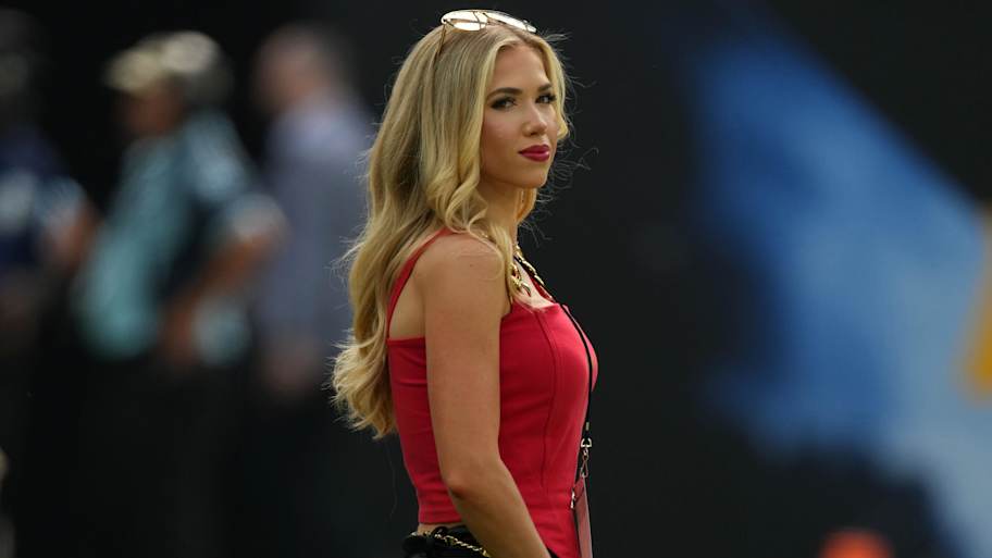 Chiefs heiress Gracie Hunt displays Super Bowl-ready abs in sizzling ...