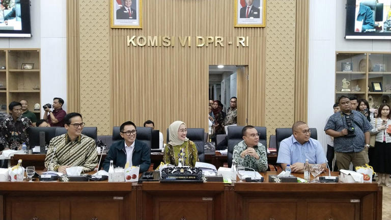 DPR & Pemerintah Sepakat RUU BUMN Dibawa ke Paripurna DPR & Pemerintah Sepakat RUU BUMN Dibawa ke Paripurna
