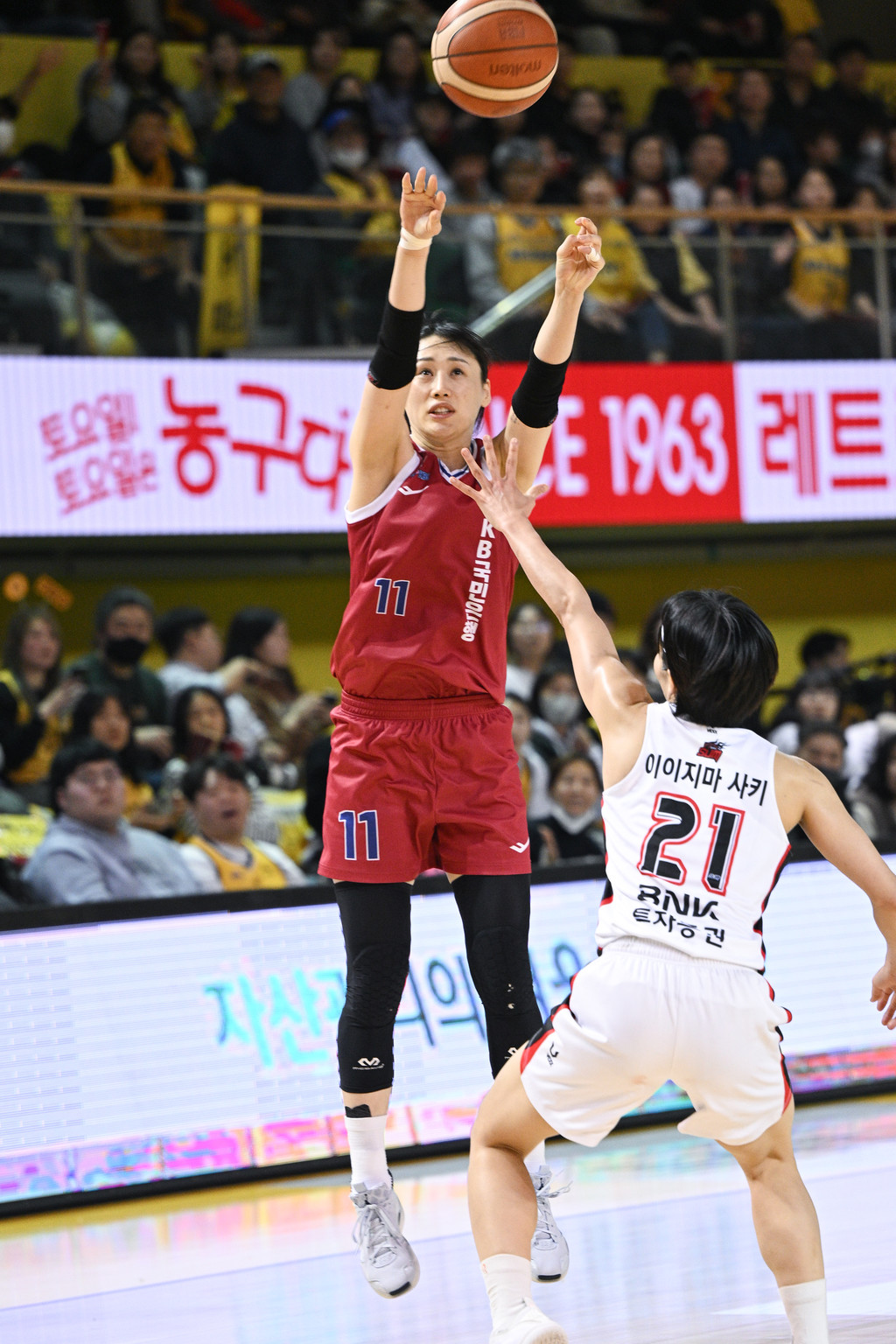 [WKBL] '강이슬 28P 13R' KB스타즈, BNK썸 꺾고 공동 4위 '점프'