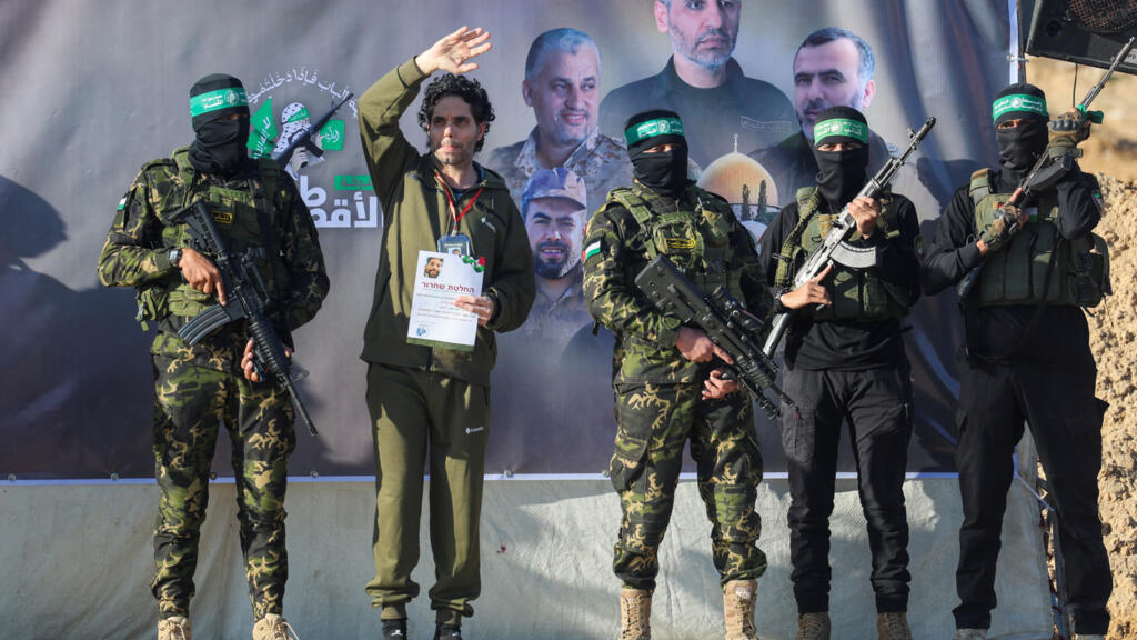 Hamas liberta mais três reféns israelitas, prisioneiros palestinianos ...