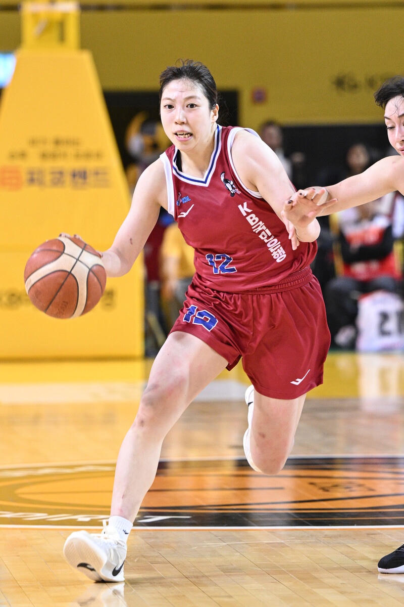 [BK 리뷰] '강이슬 28점 폭발' KB스타즈, BNK에 넘어 2연승... BNK는 2위로