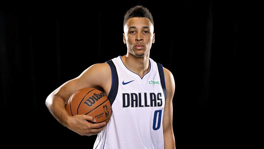 How did Dante Exum perform in his season debut for the Mavericks?